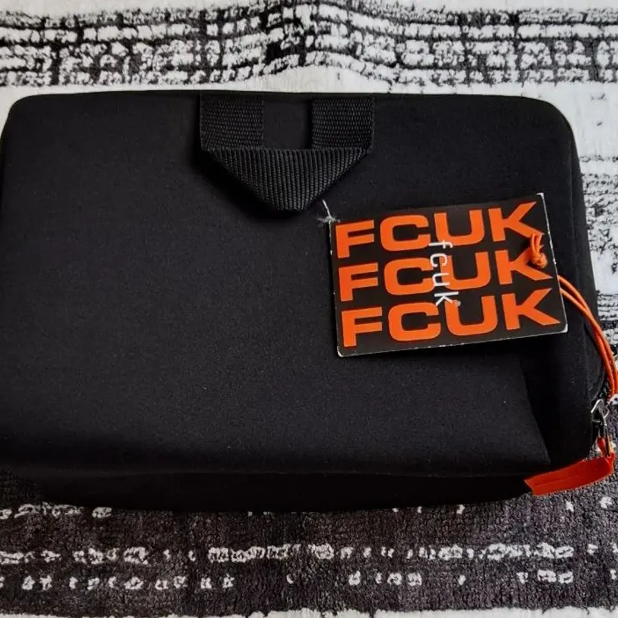 FCUK TOILETRY BAG IN BLACK | 337 | jog it on