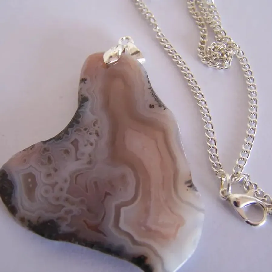 Lovely piece of natural agate made into a stunning pendant, measuring ...