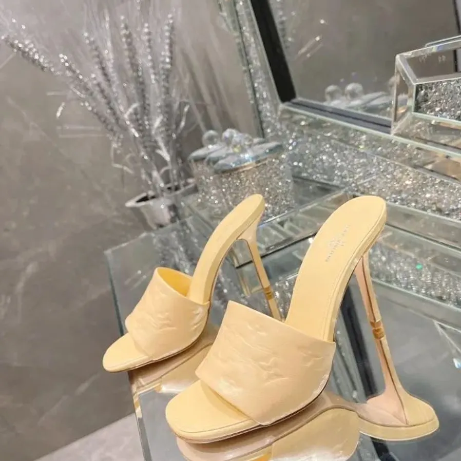 Summer's Breeze: Walk in Comfort with Top Sandals | 4363 | jog it on