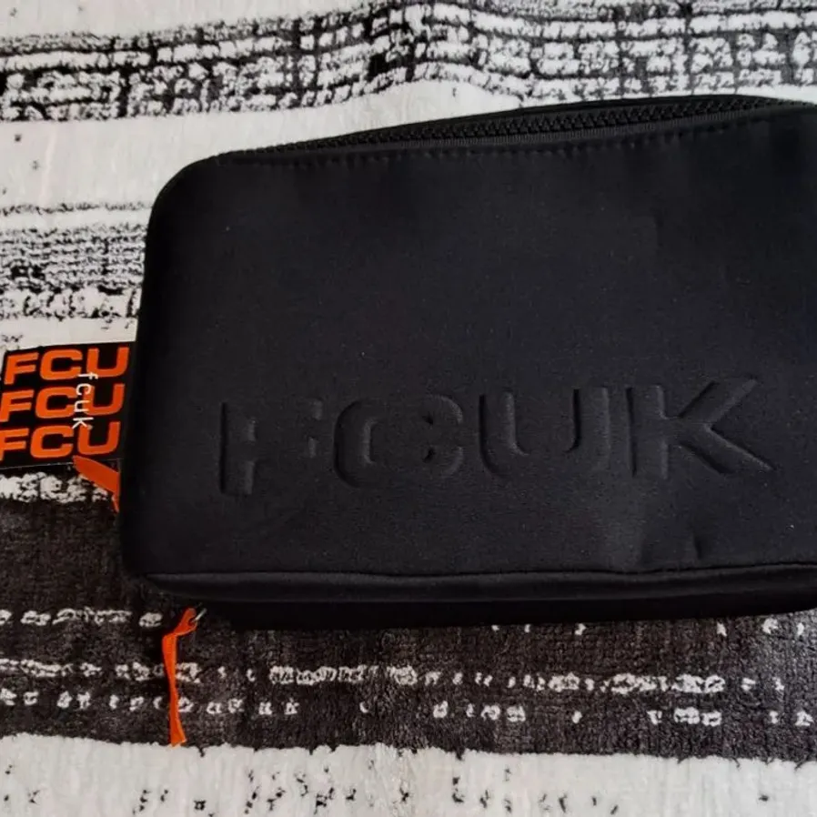 FCUK TOILETRY BAG IN BLACK | 337 | jog it on