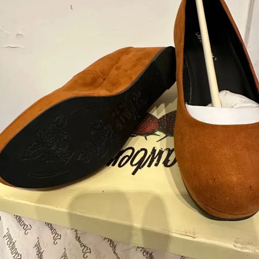 Strawberry chestnut suede shoe. | 2673 | jog it on