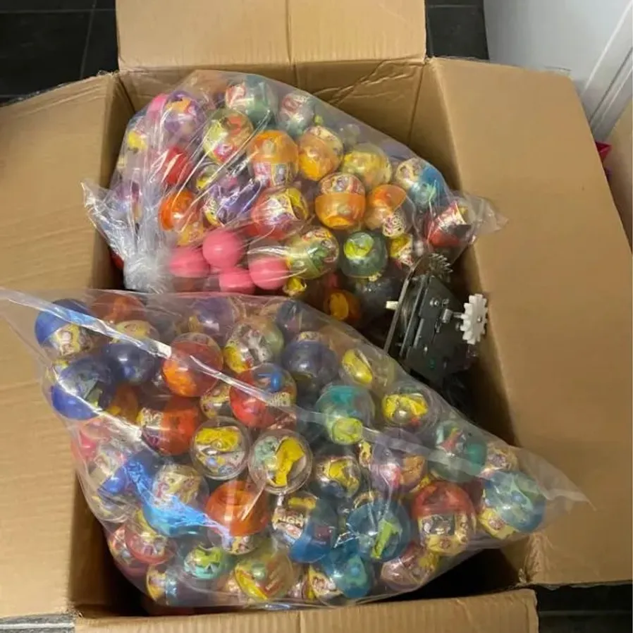 100 X Toy Filled capsules Giant Stretch Men - VENDING MACHINE STOCK ...